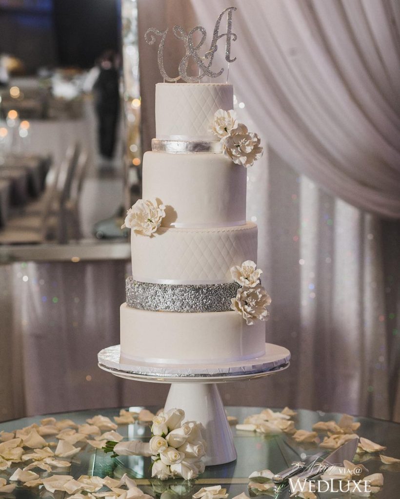 Chic Wedding Cakes With a Gorgeous Model Design For Your Best Moment
