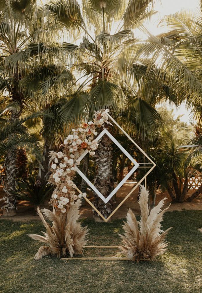 31 Aesthetic Tropical Wedding Arch and Backdrop Ideas For Your Special ...
